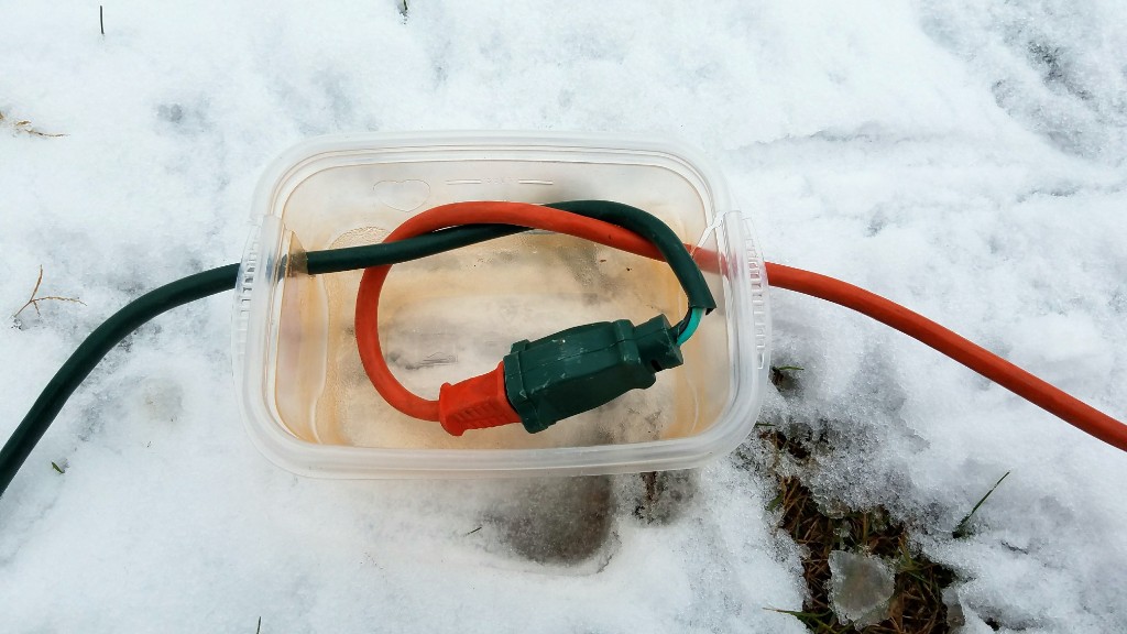 How to Make a Simple Weatherproof Extension Cord Junction Box ...