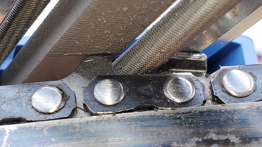 How to Sharpen a Chainsaw – Easiest and Most Accurate Method ...