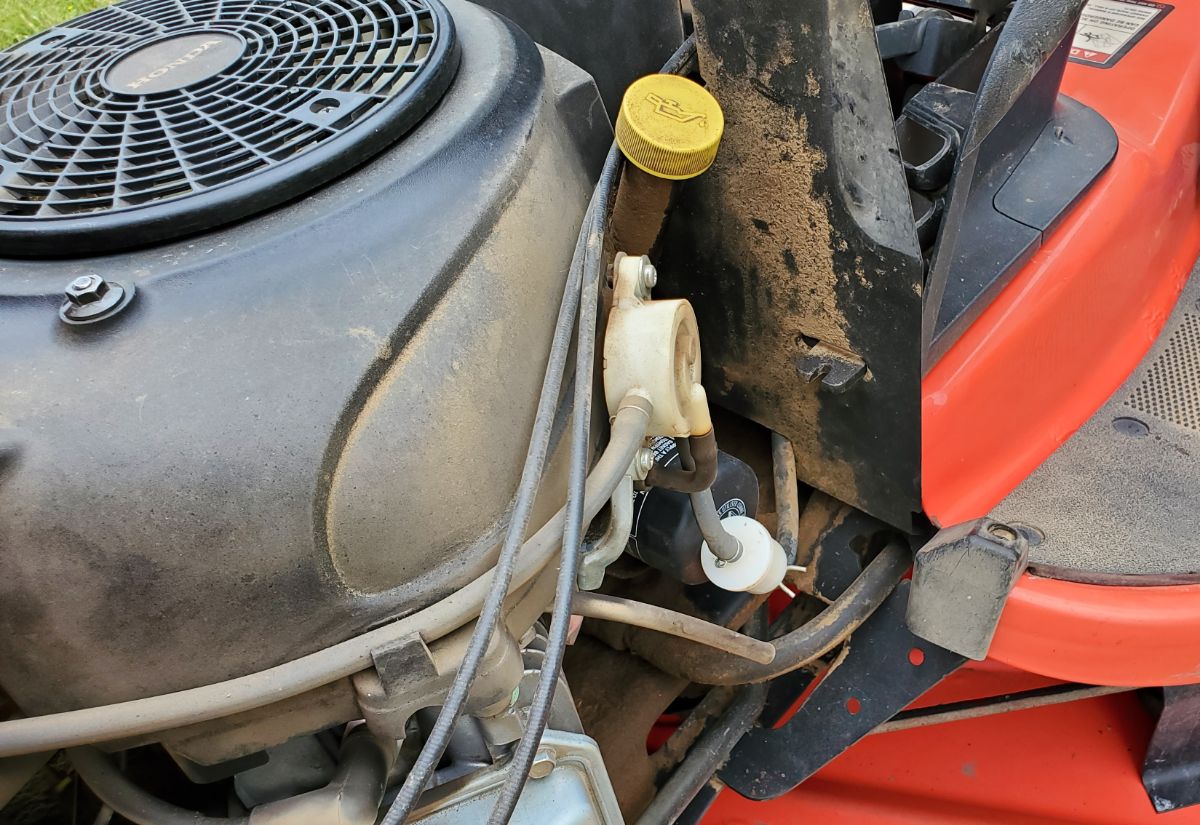 How to Change the Oil in a Simplicity Lawn Tractor (Oil Weight ...